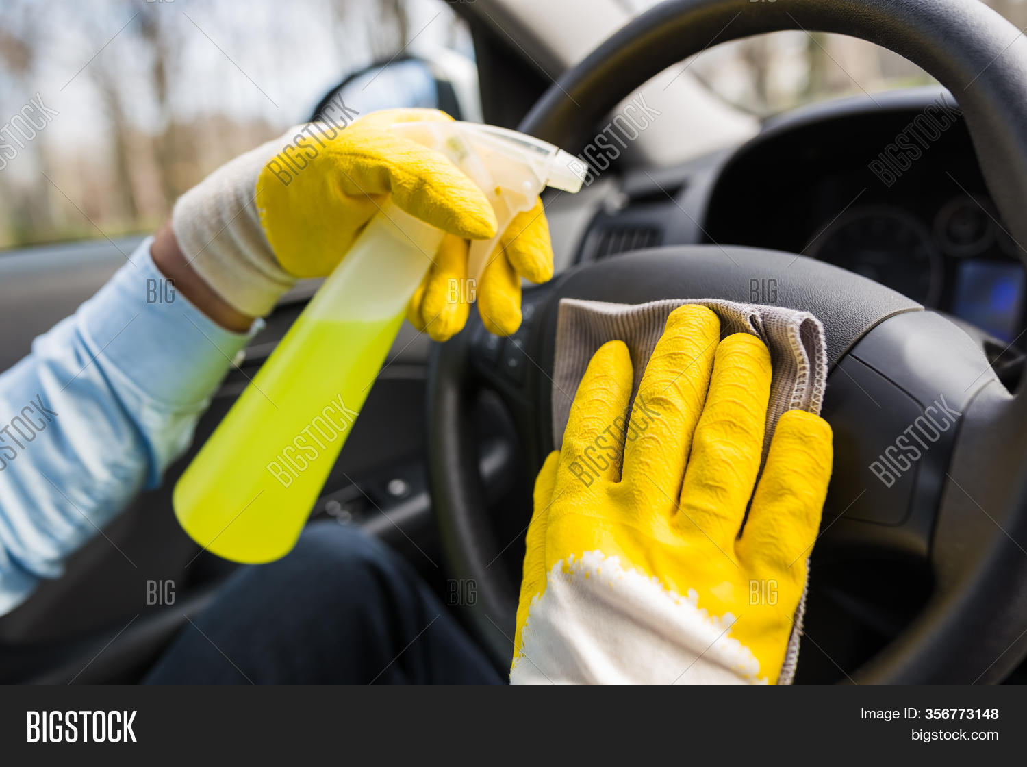 Worker Cleaning Car Image & Photo (Free Trial) | Bigstock