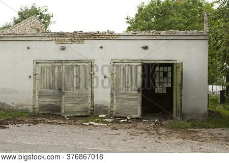 Old White Abandoned Image & Photo (Free Trial) | Bigstock