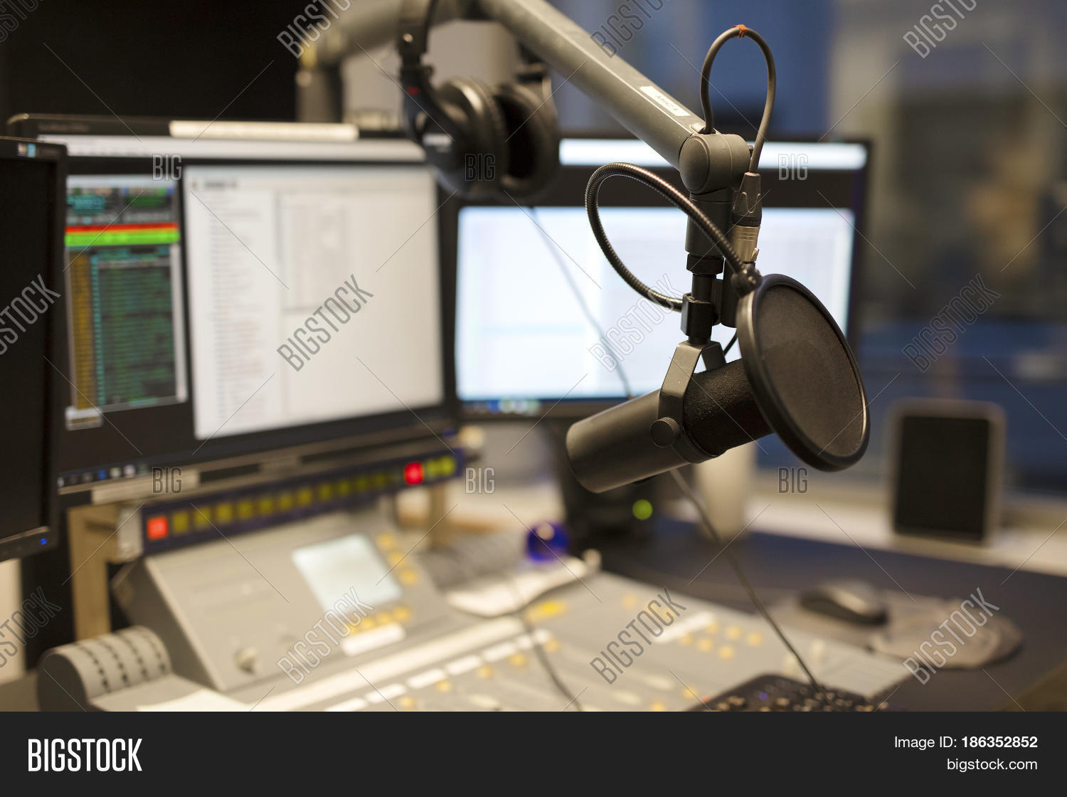 Microphone Front Sound Image & Photo (Free Trial) | Bigstock