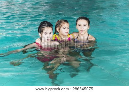 Three Girls 图片和照片（免费试用） | Bigstock