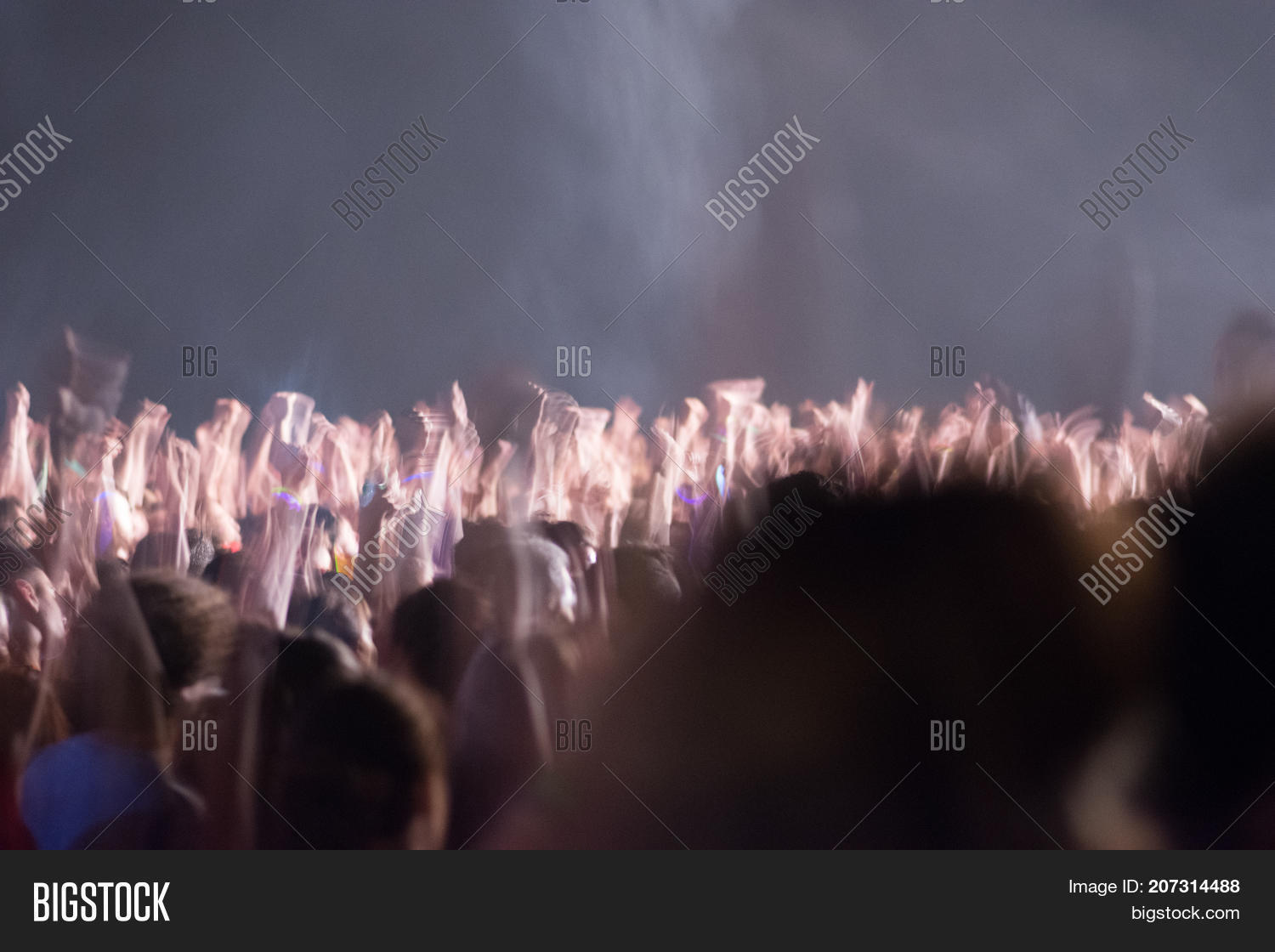 Crowd Applauding Beach Image & Photo (Free Trial) | Bigstock
