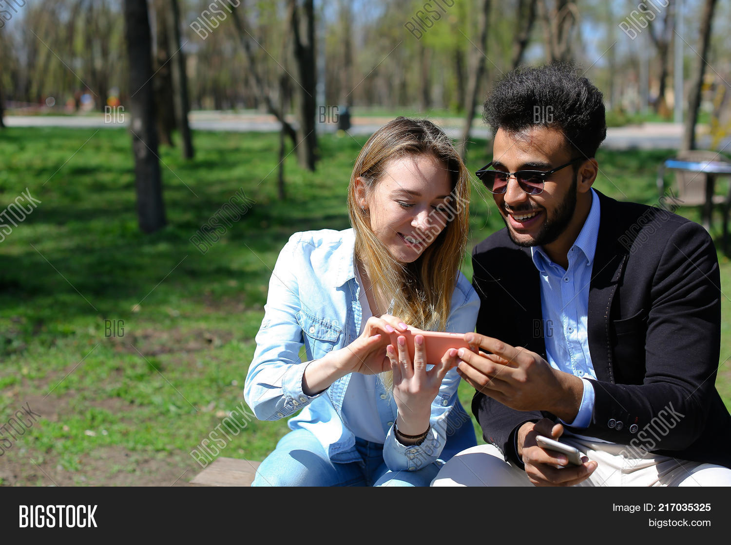 Two People Show 图片和照片（免费试用） | Bigstock
