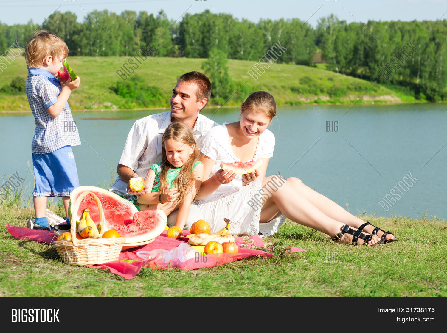 Imagen y foto Familia Descansando (prueba gratis) | Bigstock