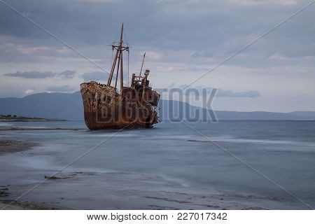 Famous Rusty Shipwreck Image & Photo (Free Trial) | Bigstock