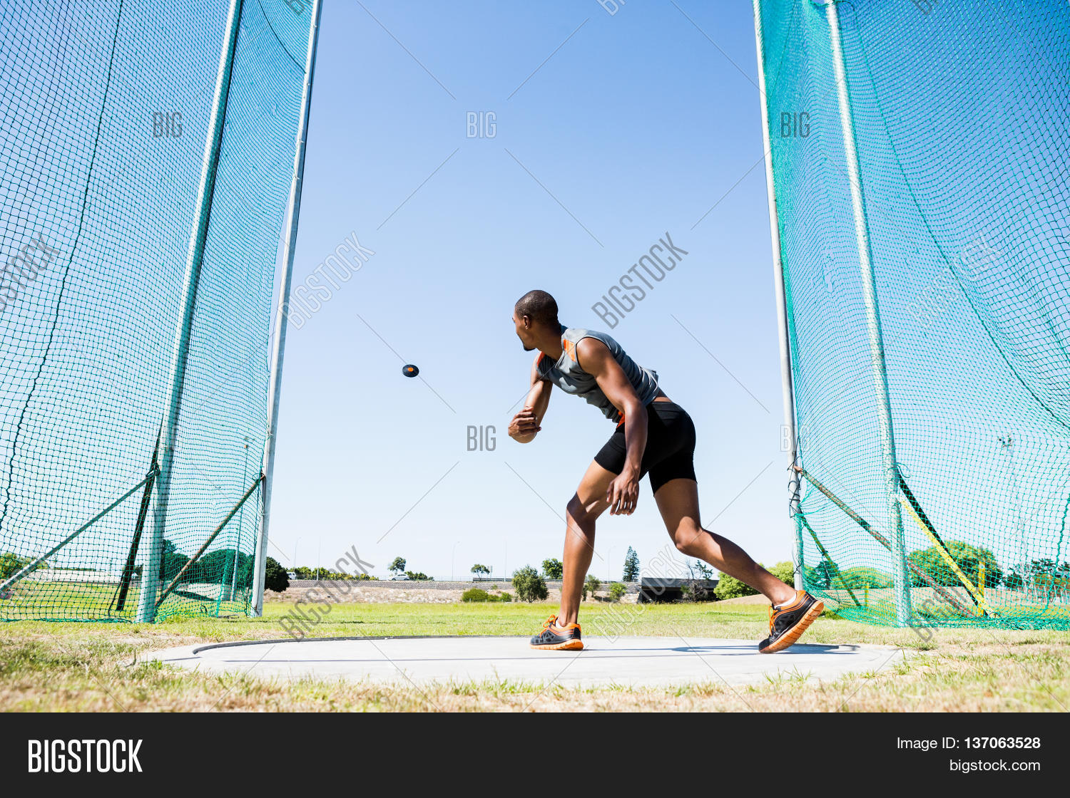 Imagen y foto Athlete Throwing (prueba gratis) | Bigstock