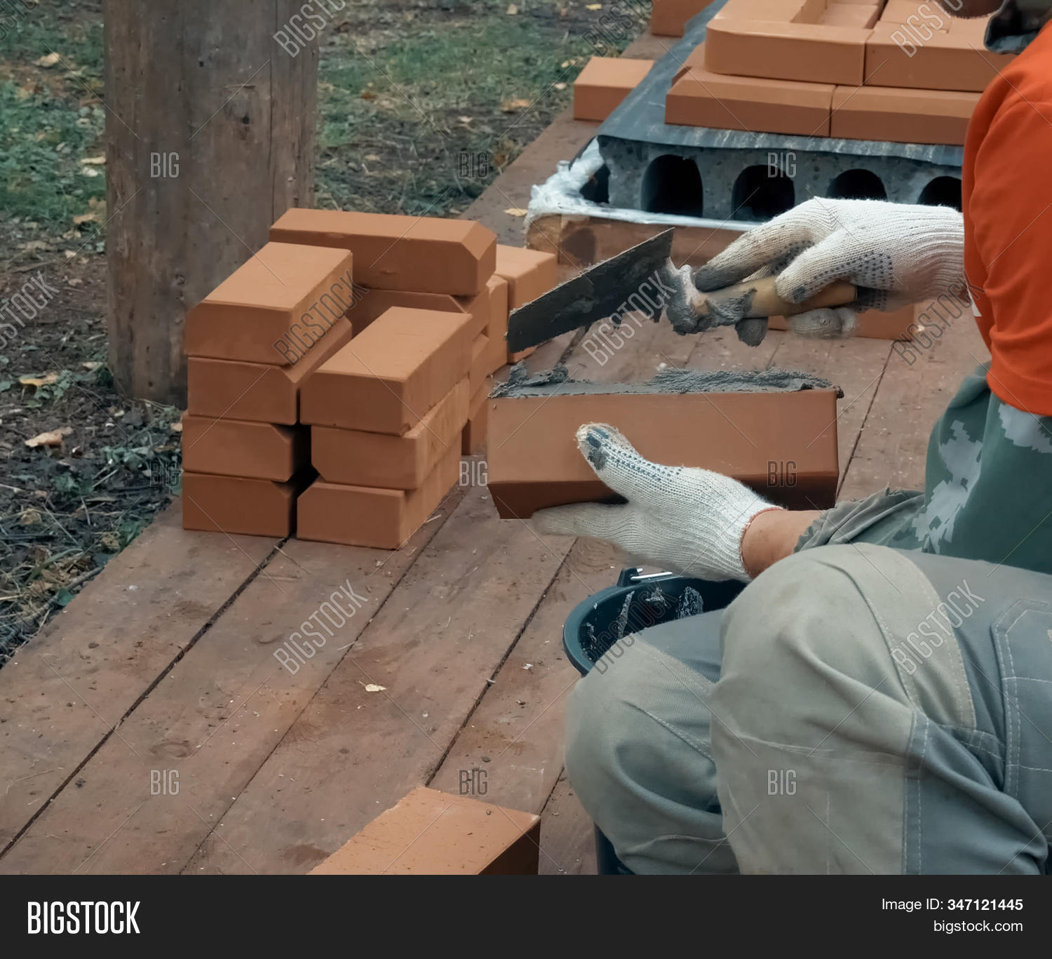 Imagen y foto Man Builds Brick (prueba gratis) | Bigstock