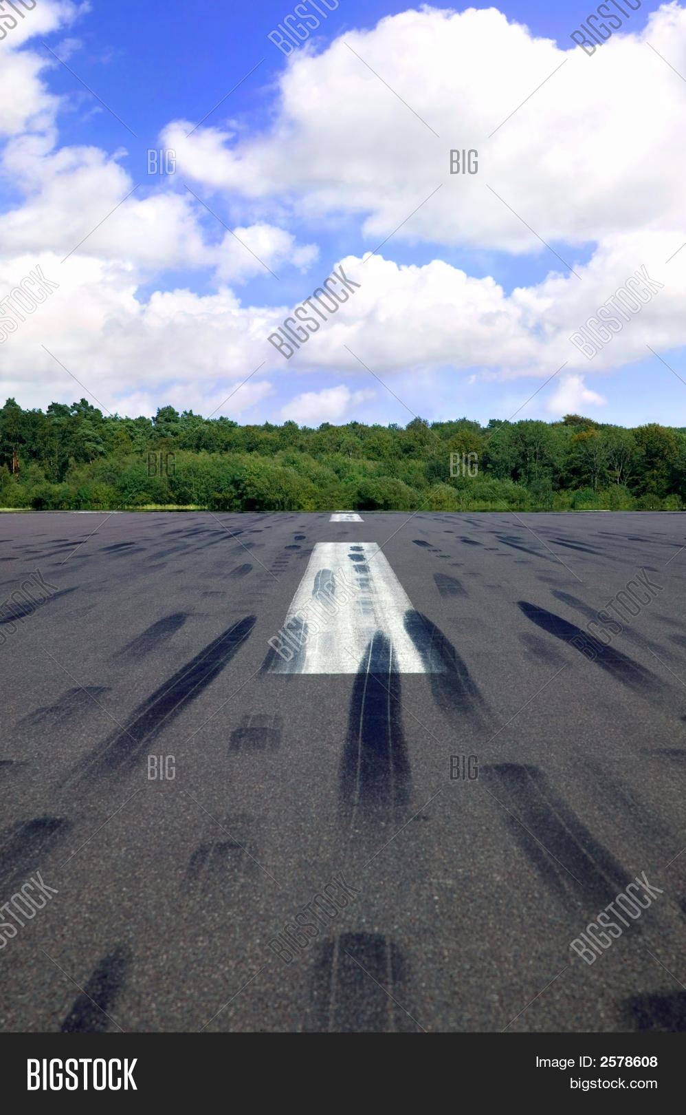 Empty Runway Image & Photo (Free Trial) | Bigstock