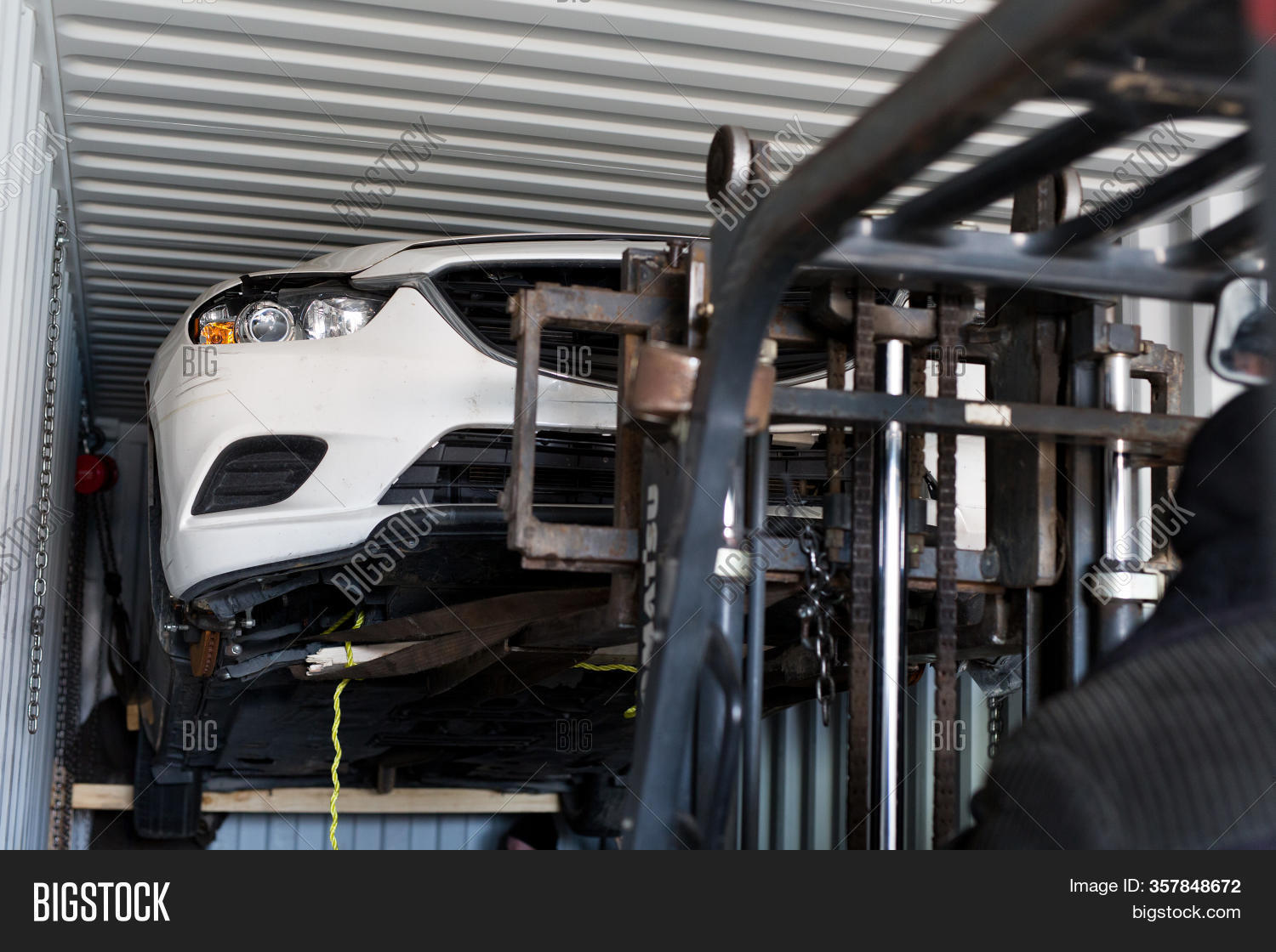 Unloading Car Image & Photo (Free Trial) | Bigstock