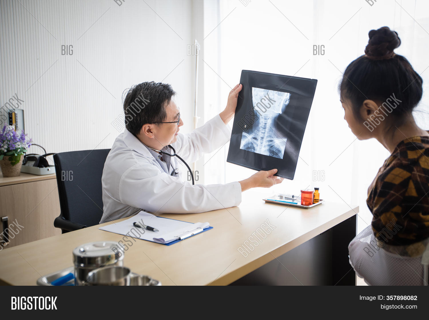 Doctor Explaining Image & Photo (Free Trial) | Bigstock