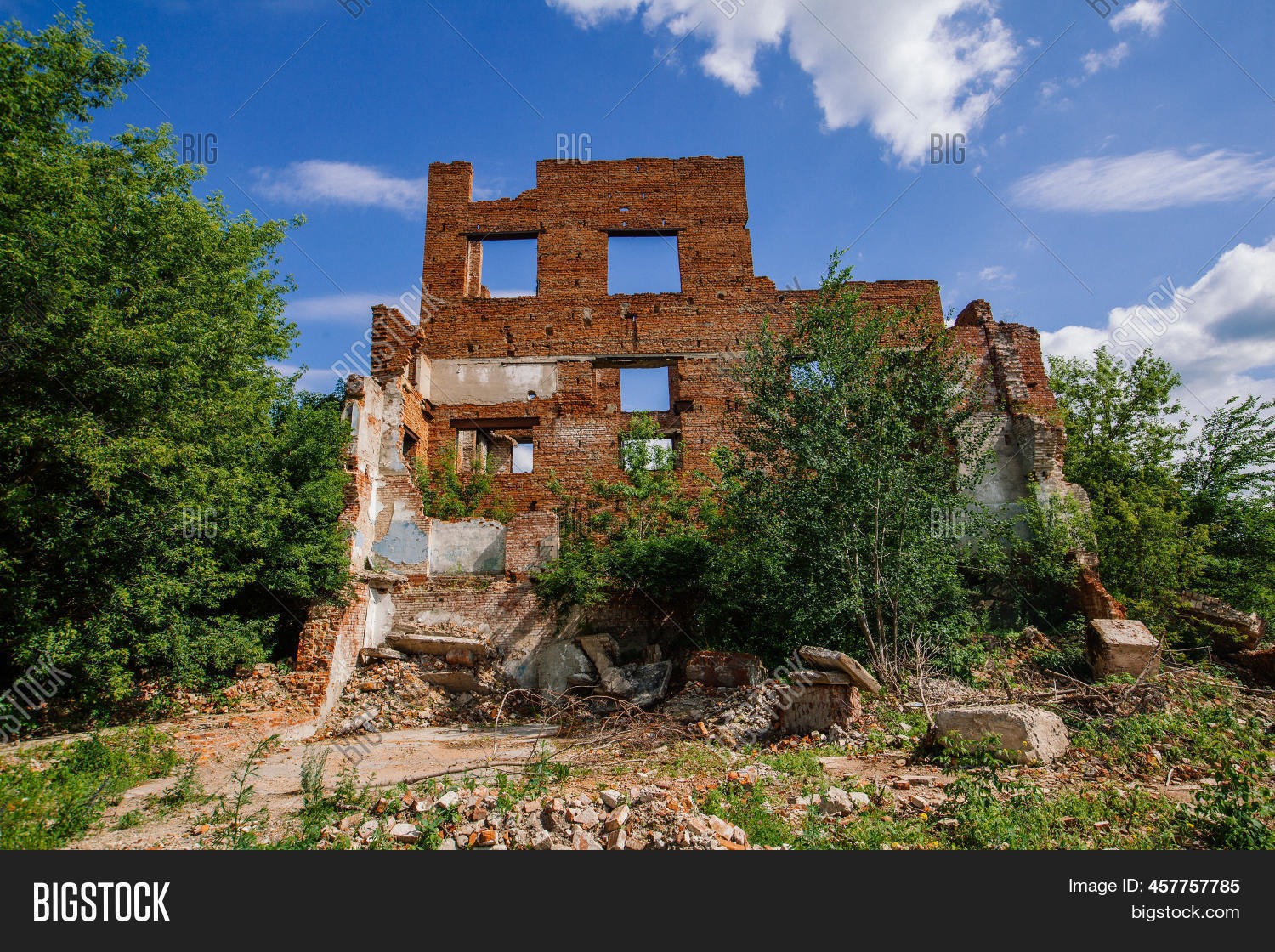 Bild och foto med Remains (kostnadsfritt prov) | Bigstock