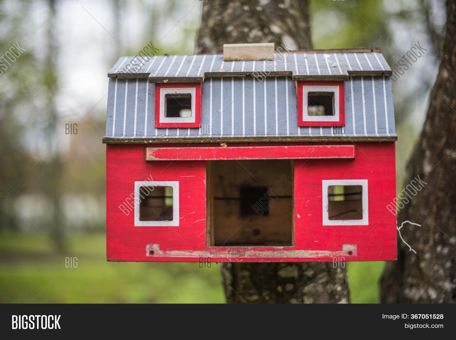 Red Birdhouse On Tree Image & Photo (Free Trial) | Bigstock