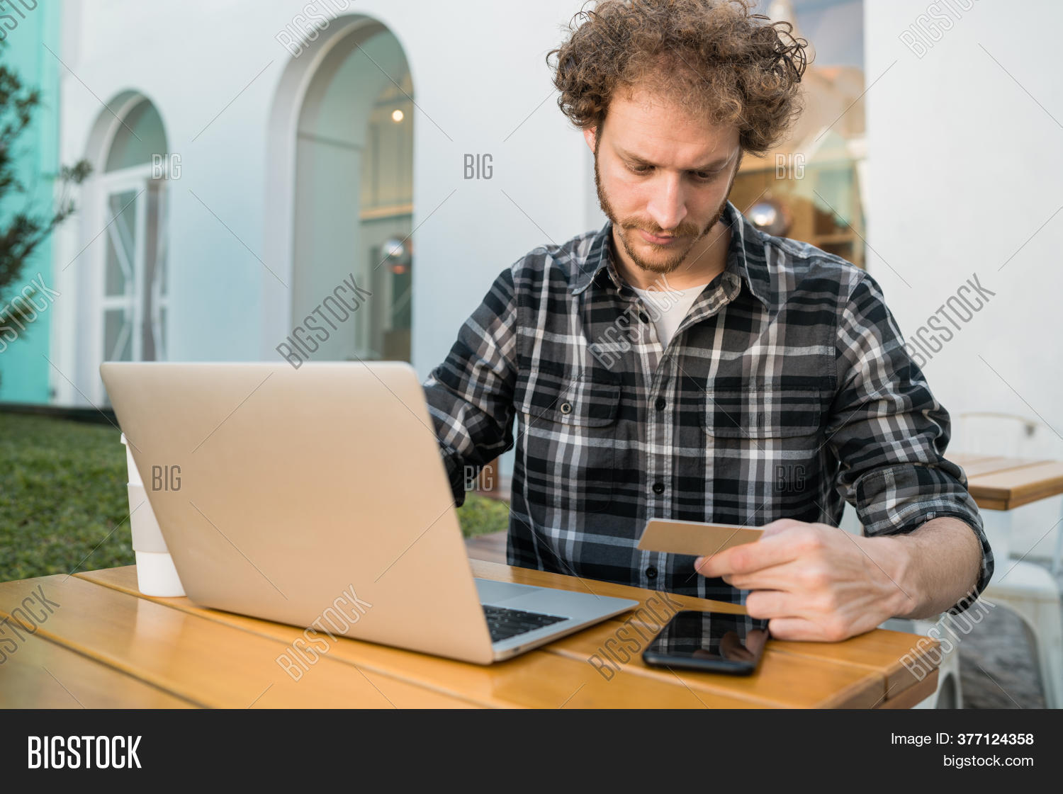 Man Using Laptop Shop Image & Photo (Free Trial) | Bigstock