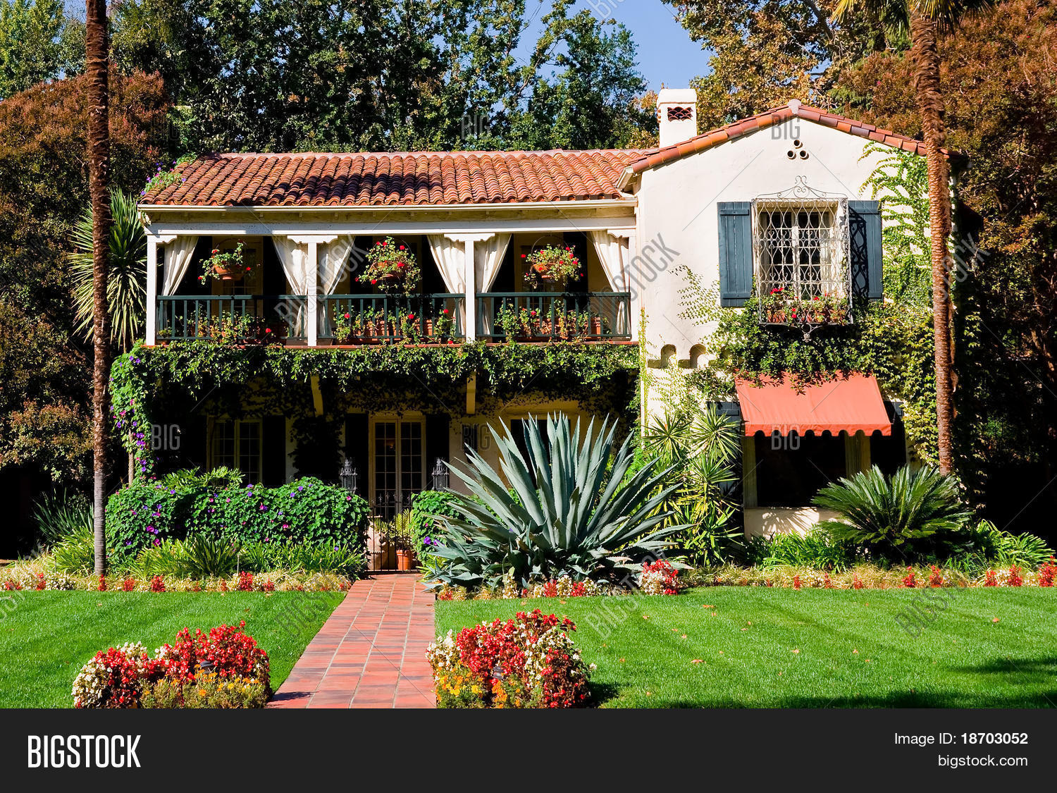 Imagen y foto Casa Rodeada De (prueba gratis) | Bigstock