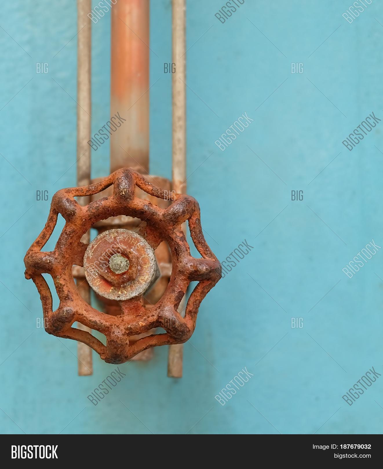 Imagen y foto Rusted Valve Pipe (prueba gratis) | Bigstock