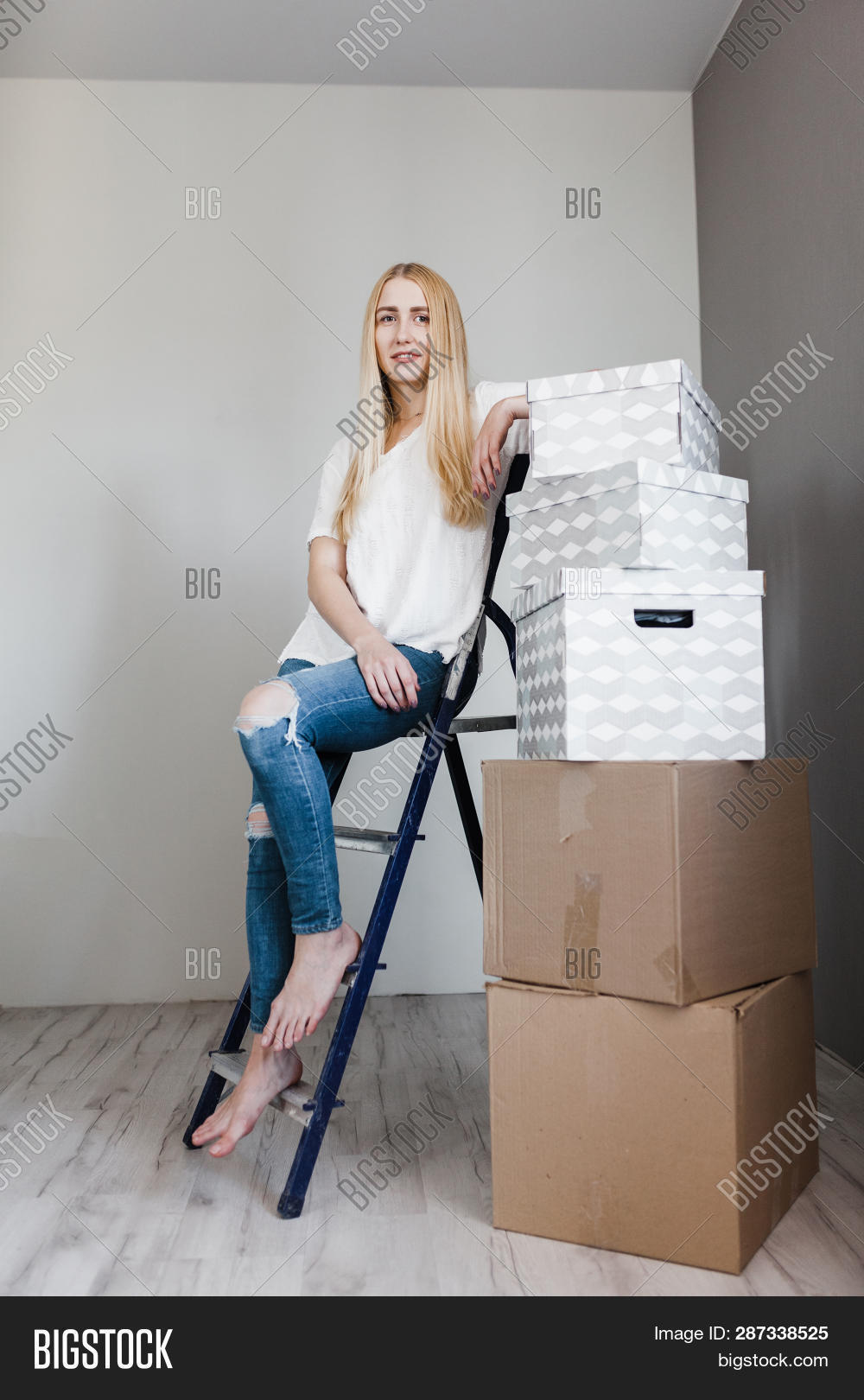 Imagen y foto Young Woman Moving (prueba gratis) | Bigstock