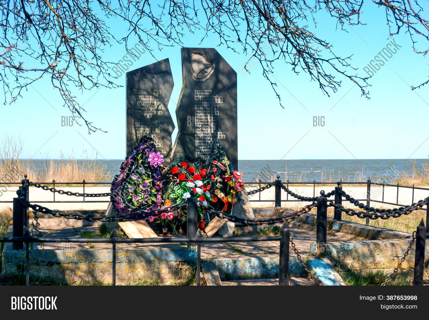 Monument Drowned Image & Photo (Free Trial) | Bigstock