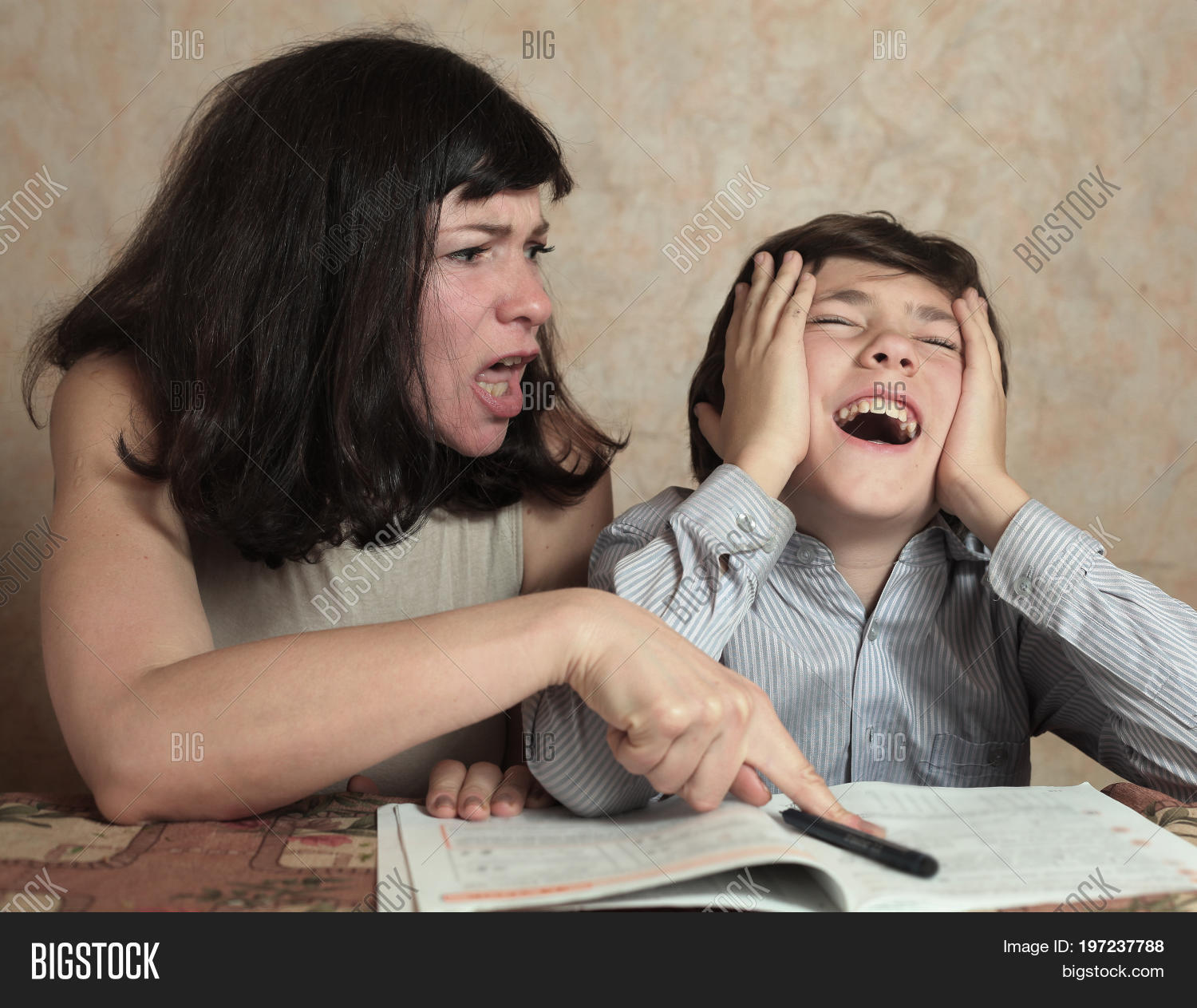 Imagen y foto Mom Help Son Make (prueba gratis) | Bigstock