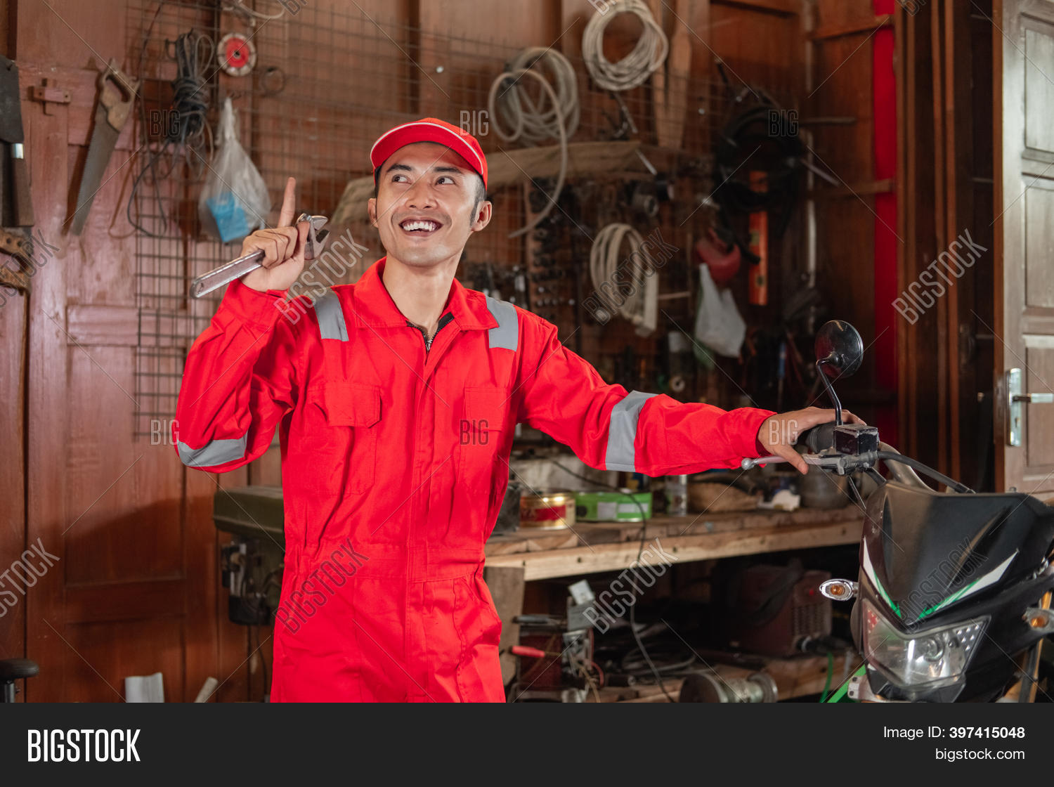 Pose Mechanic Finding Image & Photo (Free Trial) | Bigstock