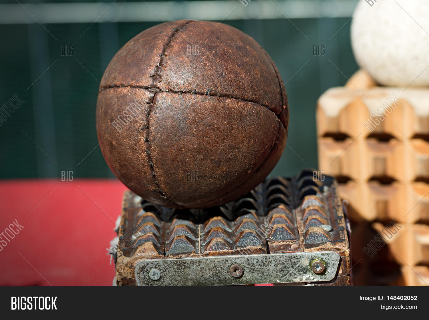 Pallone Col Bracciale Image & Photo (Free Trial) | Bigstock