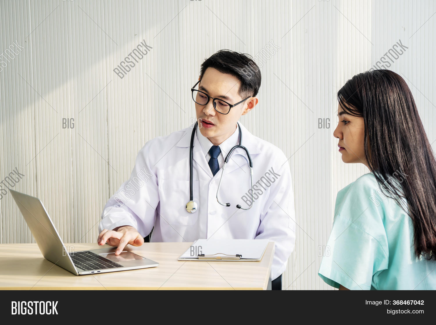 Doctor Showing Medical Image & Photo (Free Trial) | Bigstock