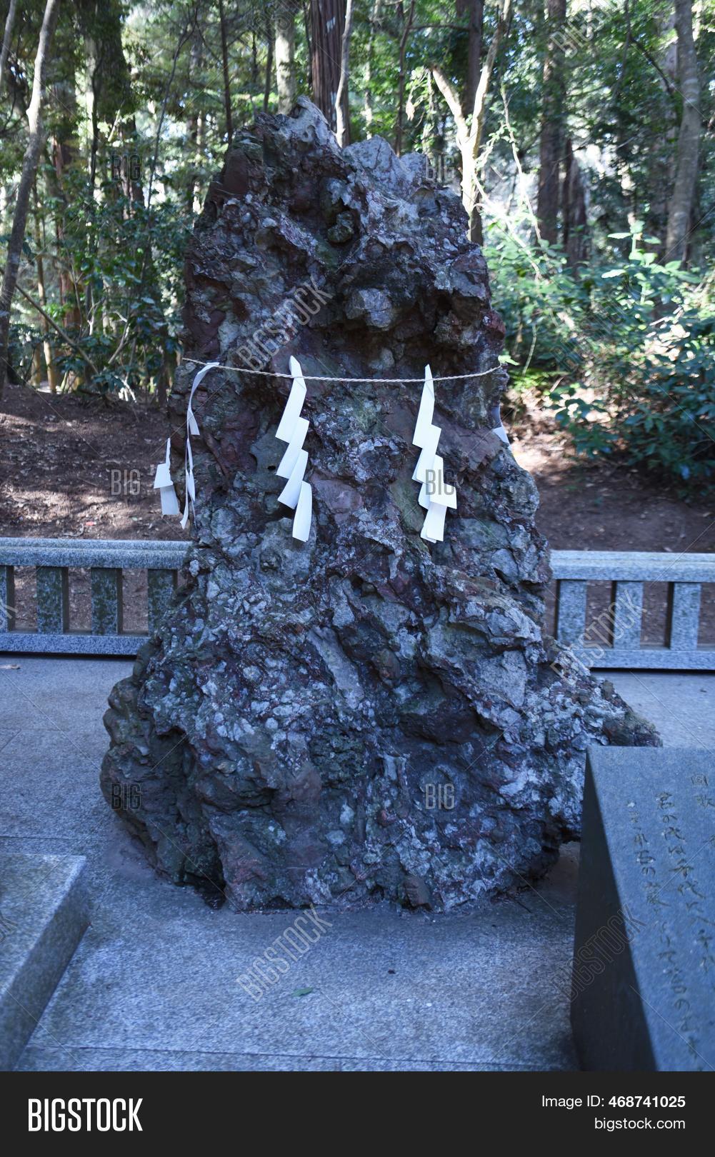 'shimenawa' ( Shinto Image & Photo (Free Trial) | Bigstock