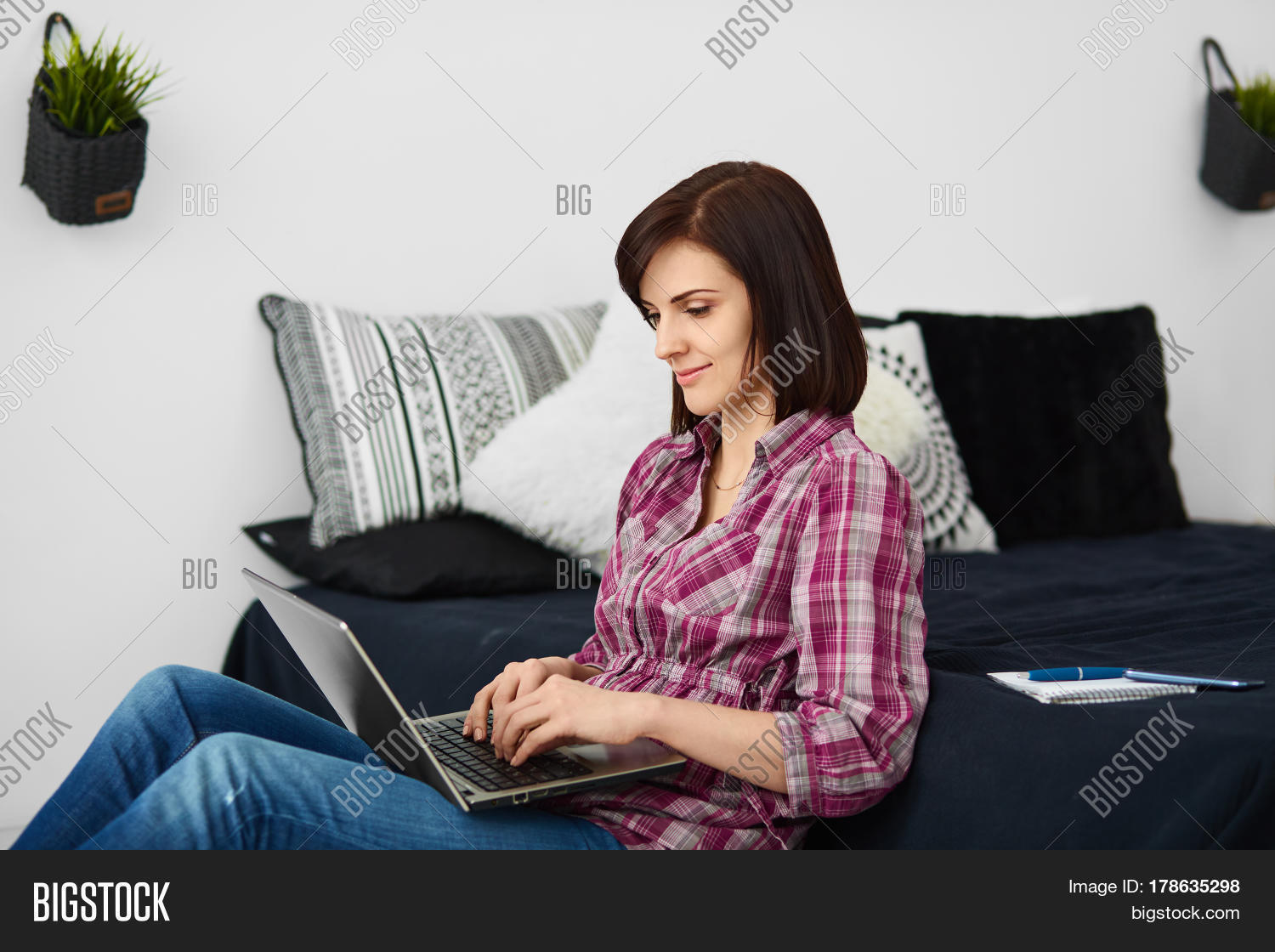 Young Freelancer Woman Image & Photo (Free Trial) | Bigstock