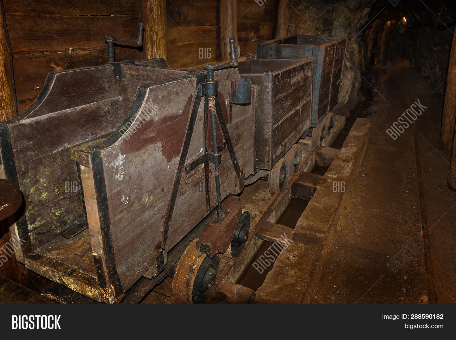 Imagen y foto Old Wooden Mine (prueba gratis) | Bigstock