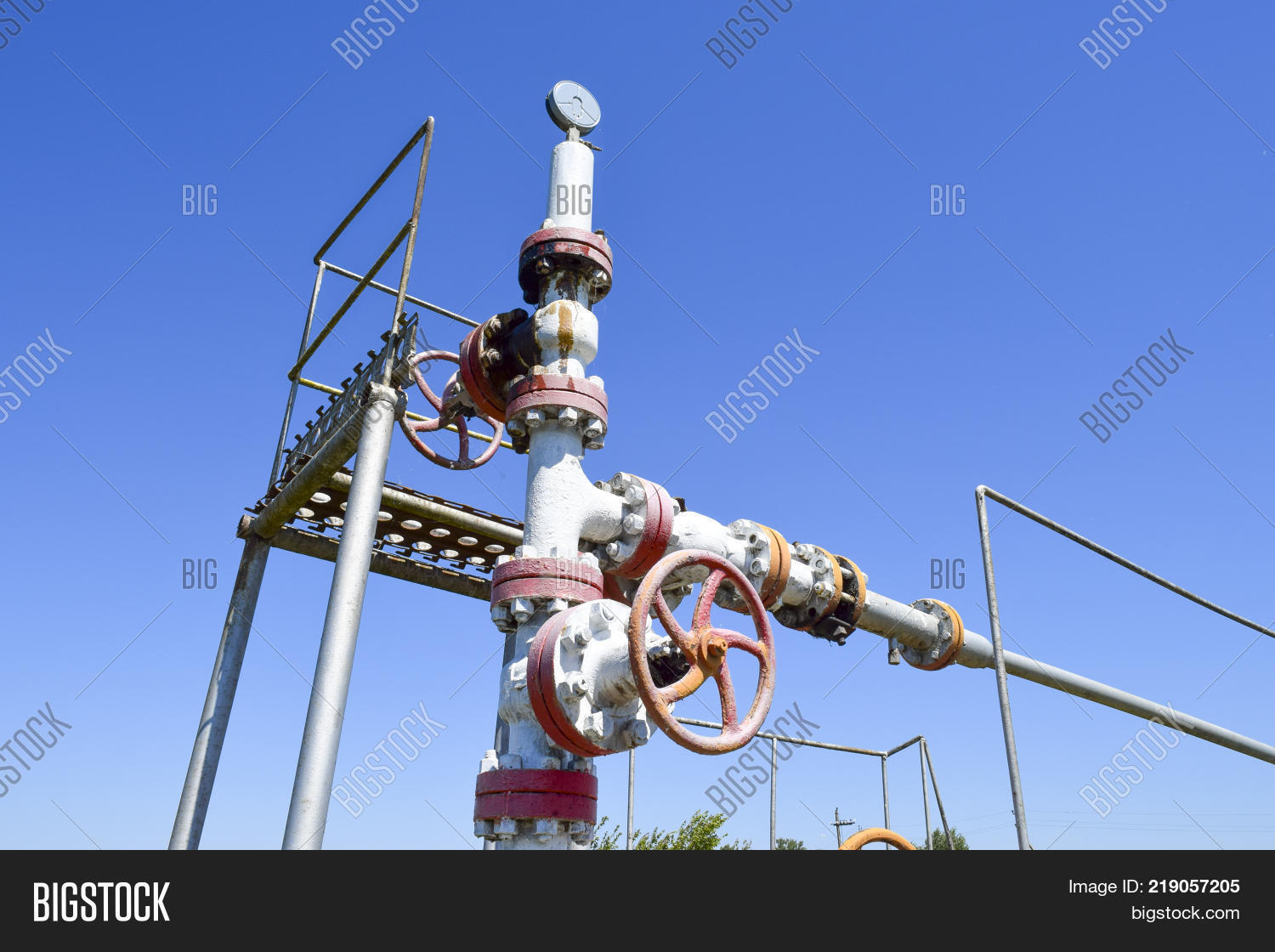Oil Well Wellhead Image & Photo (Free Trial) | Bigstock
