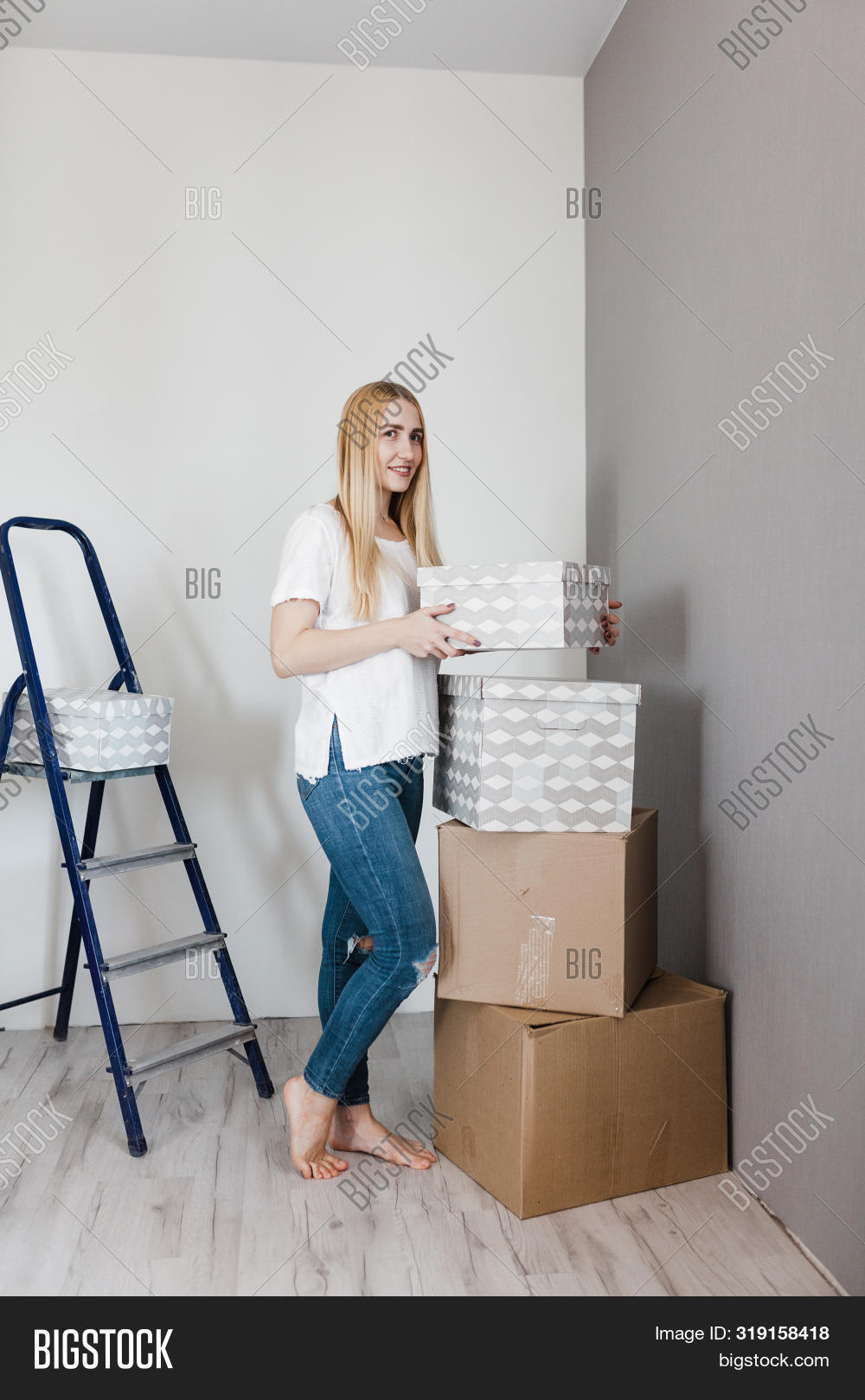 Imagen y foto Young Woman Moving (prueba gratis) | Bigstock