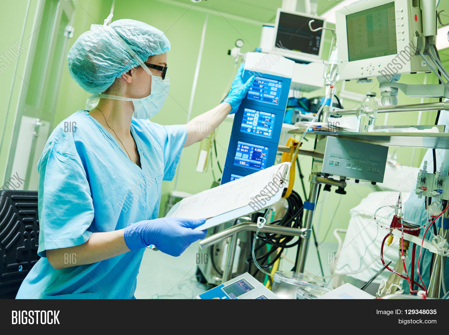 Surgery Assistant Image & Photo (Free Trial) | Bigstock
