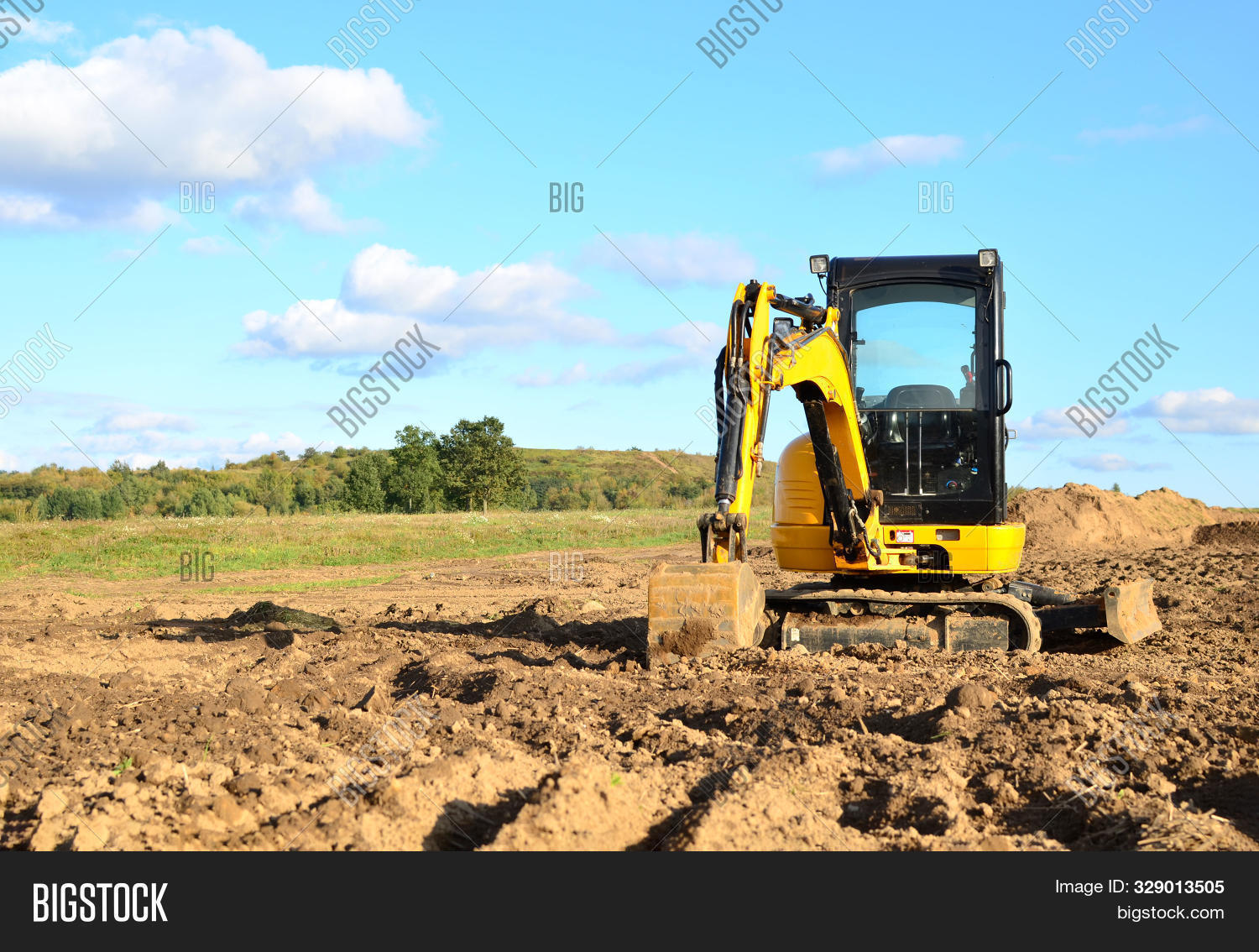 Mini Excavator Digging Image & Photo (Free Trial) | Bigstock