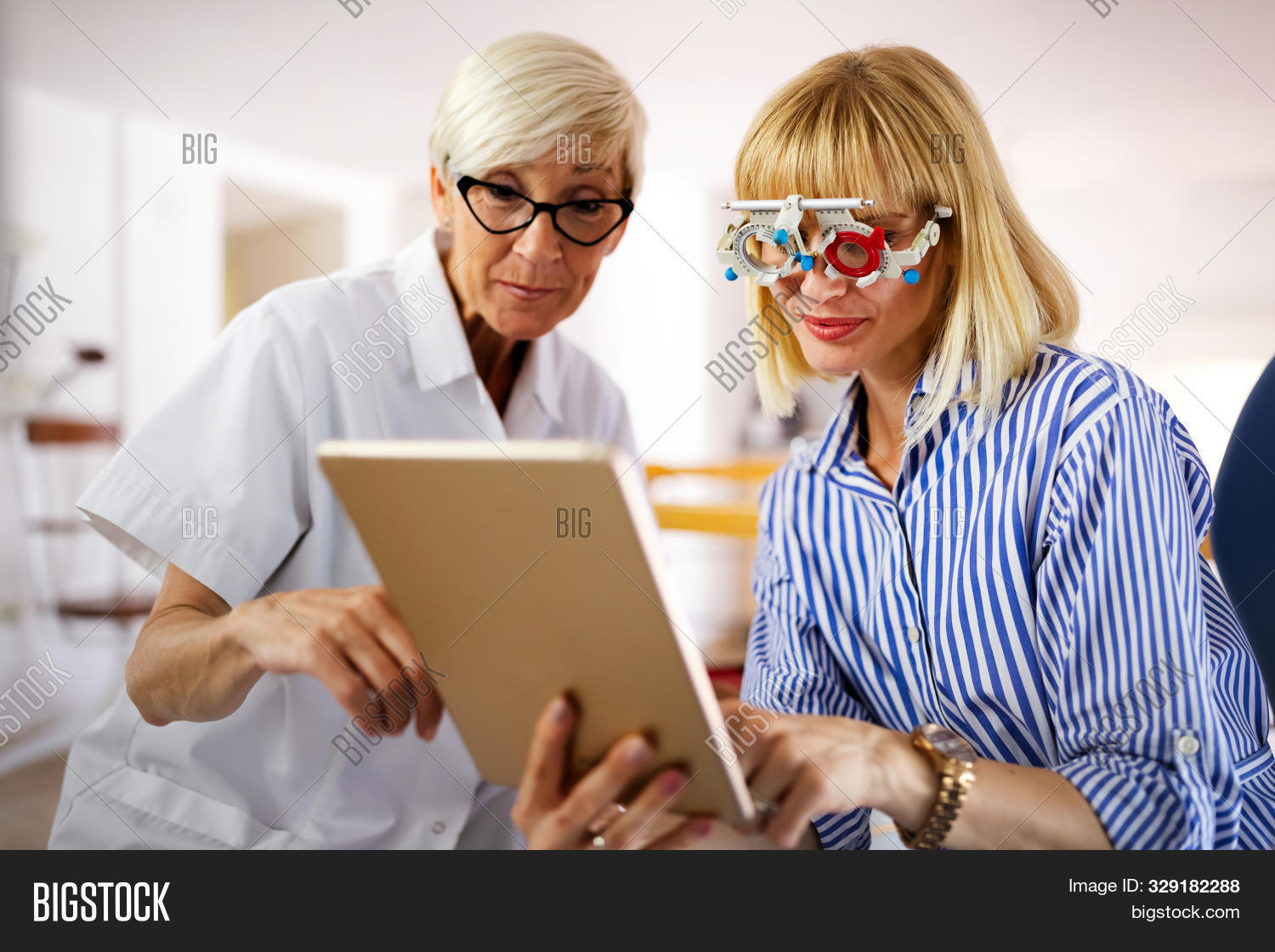 Optometrist Examining Image & Photo (Free Trial) | Bigstock