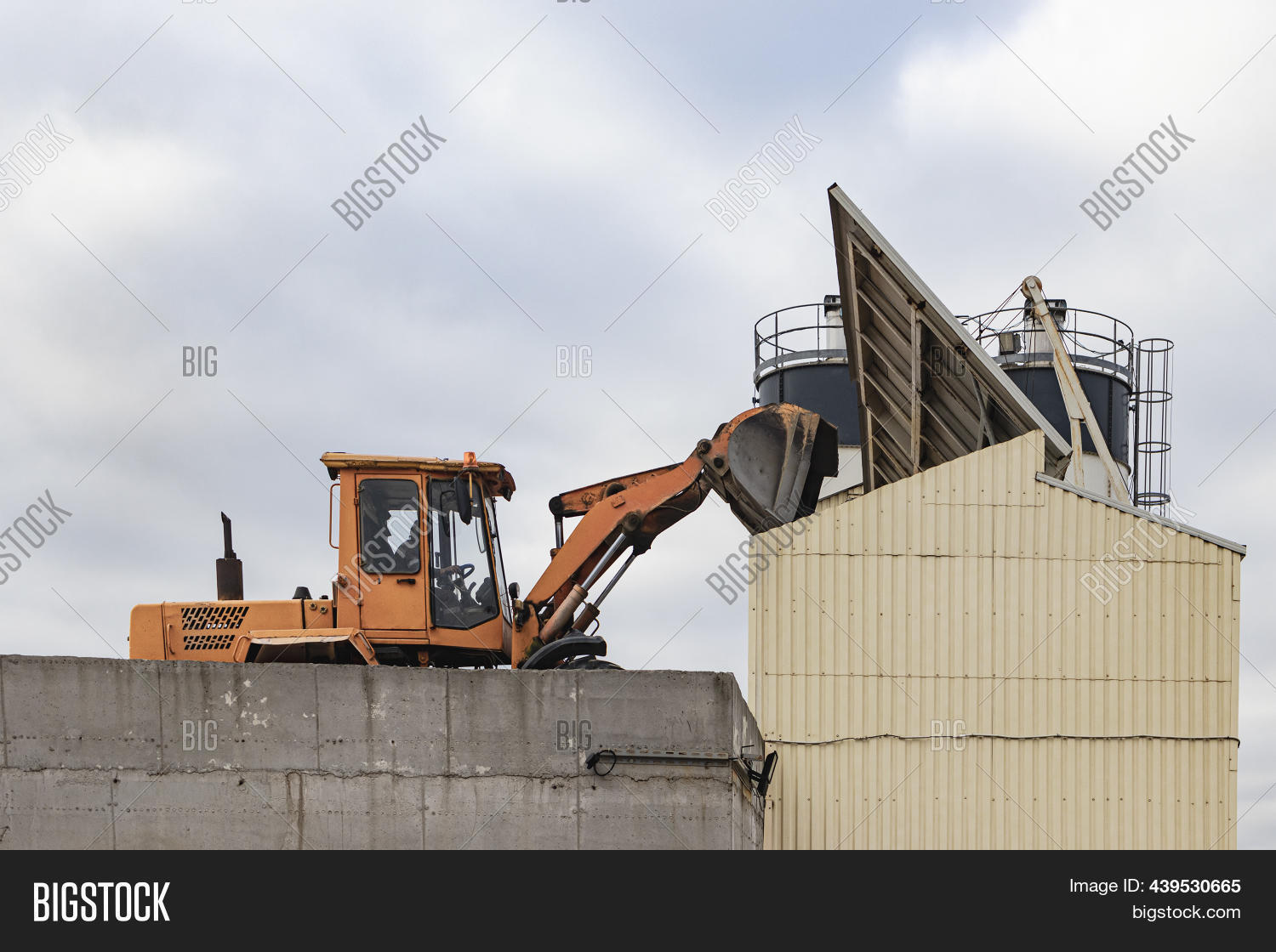 Excavator Backfills Image & Photo (Free Trial) | Bigstock