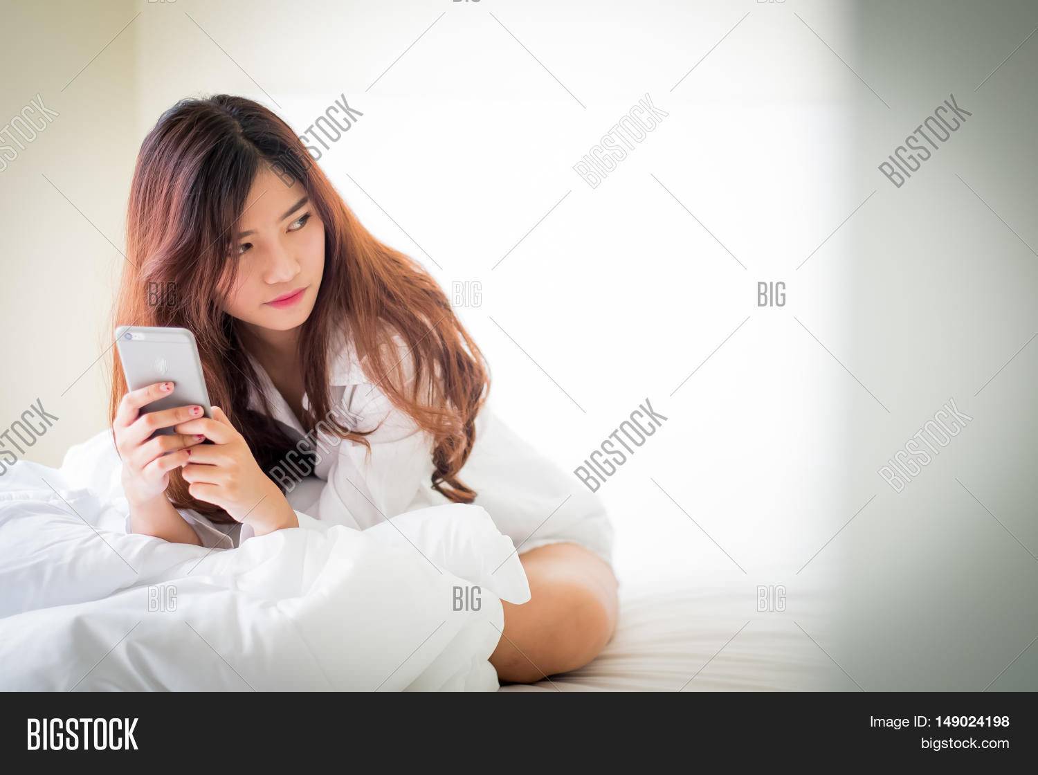 Girl Using 图片和照片（免费试用） | Bigstock