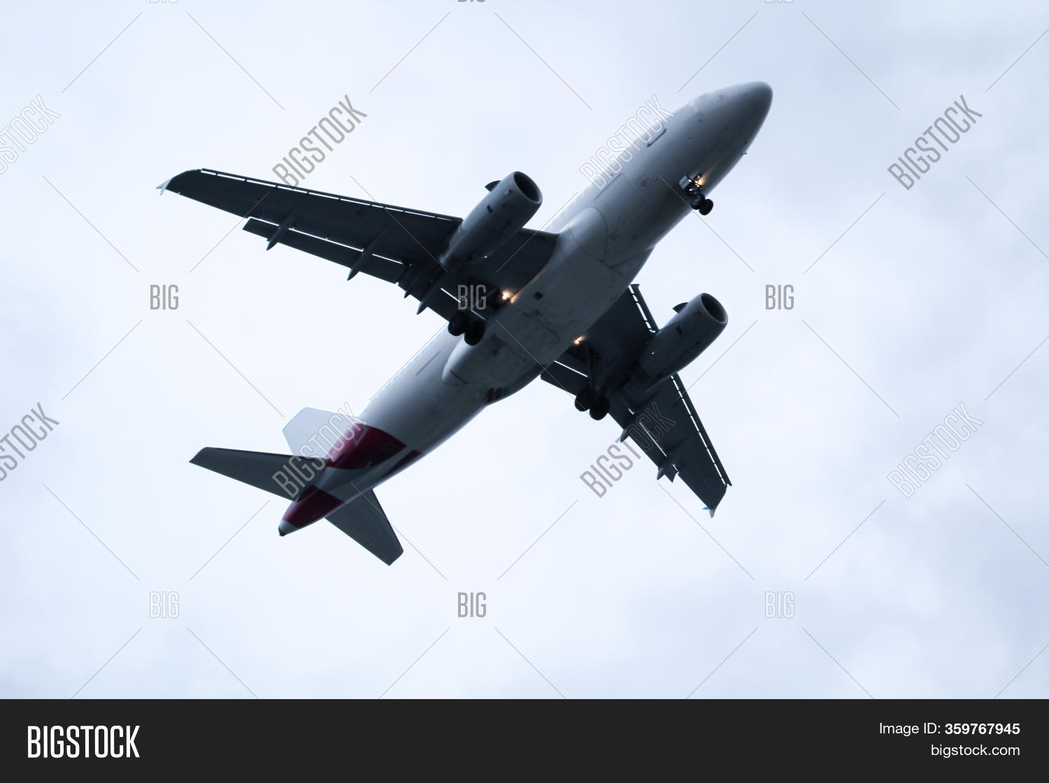 Airplane Approaching Image & Photo (Free Trial) | Bigstock