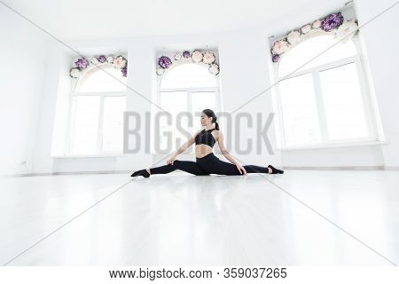 Leg Split Images, Illustrations & Vectors (Free) - Bigstock