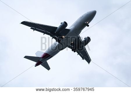 Airplane Approaching Image & Photo (Free Trial) | Bigstock