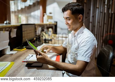 Side View Receptionist Image & Photo (Free Trial) | Bigstock