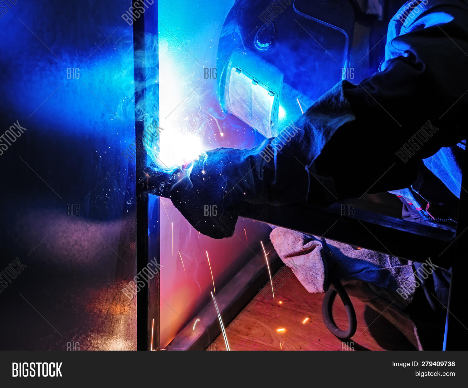 Welder Worker Performs Image & Photo (Free Trial) | Bigstock