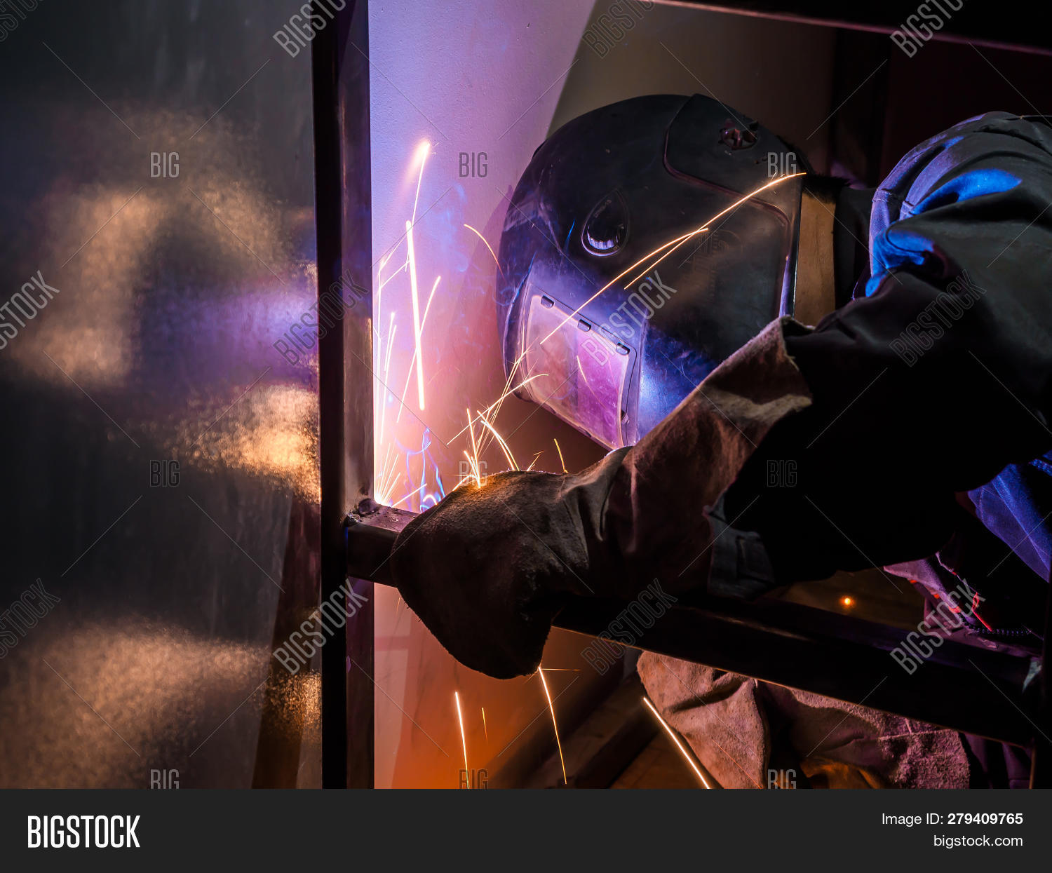 Welder Worker Performs Image & Photo (Free Trial) | Bigstock