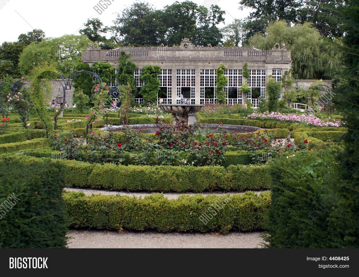 Fountain With Statues. Box Hedges. Maze. Garden Art. Stock Photo ...
